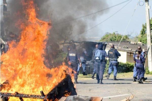 Video: violent protesters persist in Durban, N2 near Lamontville ...