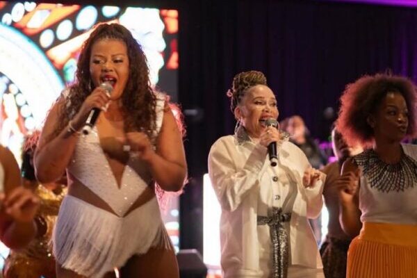 Leleti Khumalo surprises Anele Mdoda at her 40th birthday party (Video ...